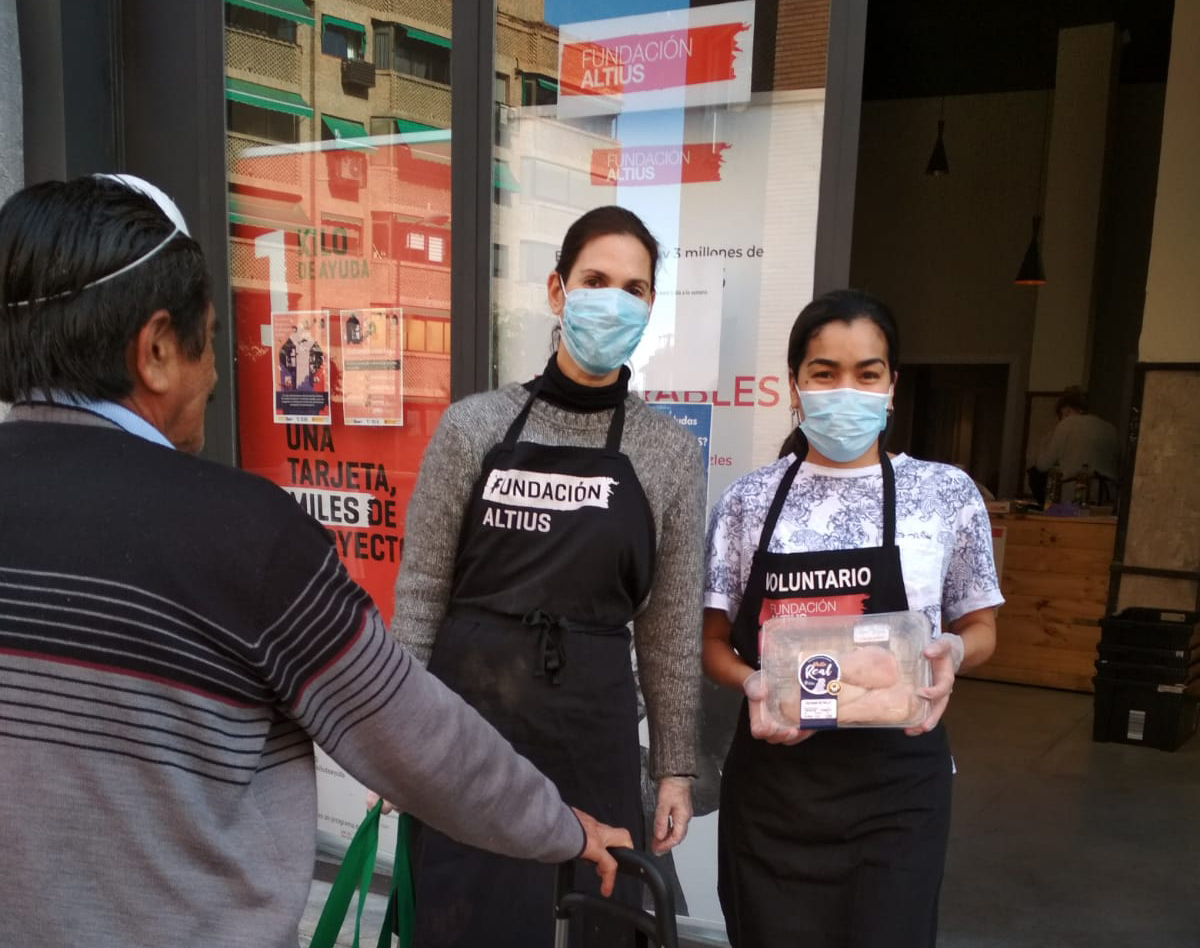 «Este año nos necesitan aquí» — Ayudando a los más necesitados